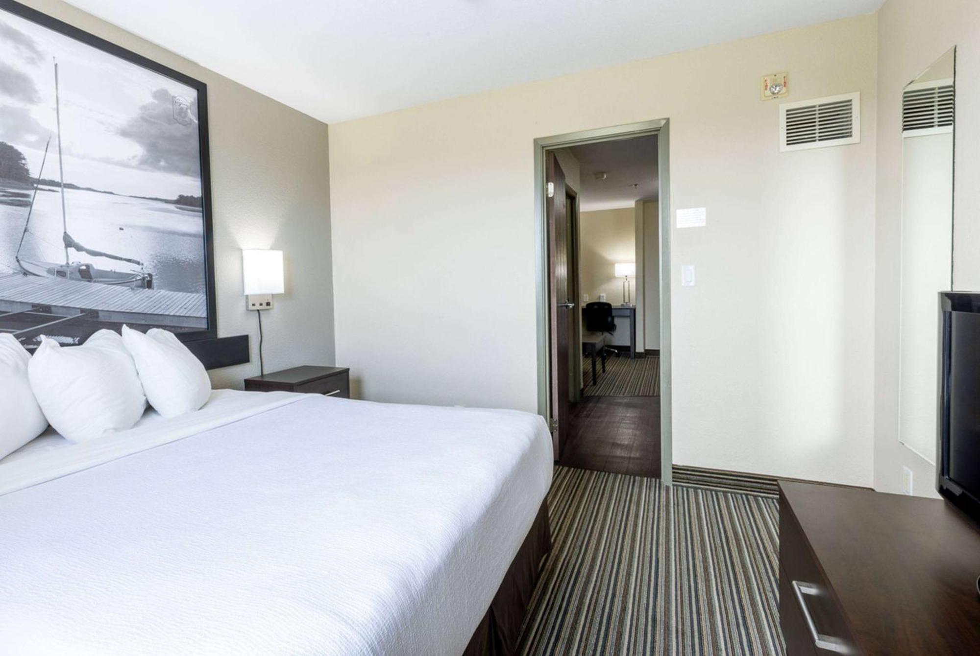 HOTEL SUPER 8 TRURO | ⋆⋆ | CANADA | SEASON DEALS FROM $106